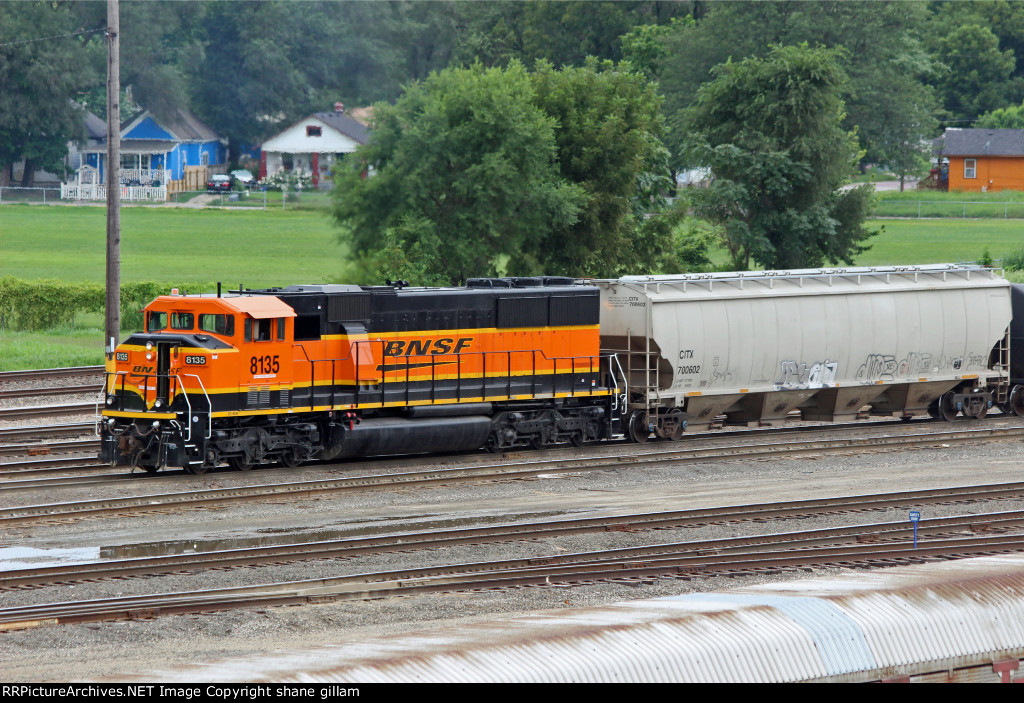 BNSF 8135 Shoves the yard train to the hump!!